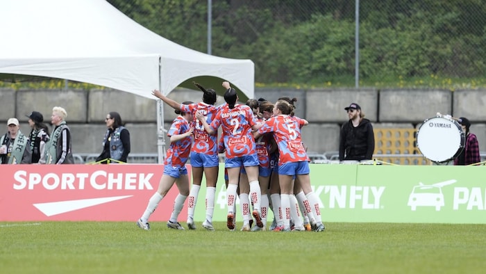Une autre victoire pour les Roses | Radio-Canada