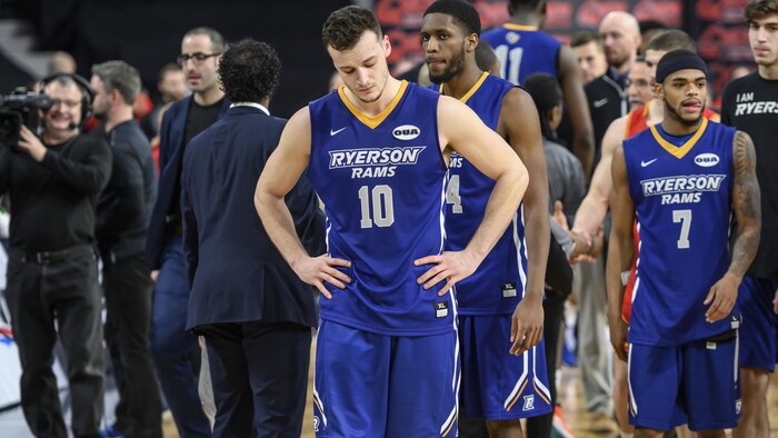 Pas de sports universitaires en Ontario cet hiver | Radio-Canada