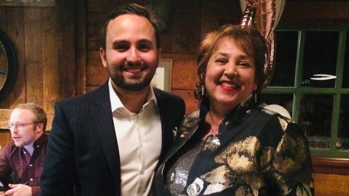 L’agent Sasha Ghavami gère une entreprise avec... sa mère | Radio-Canada