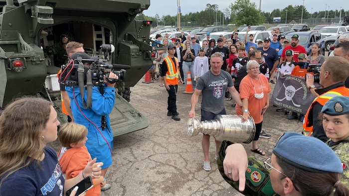 La coupe Stanley en visite à Petawawa avec Shawn Allard | Radio-Canada