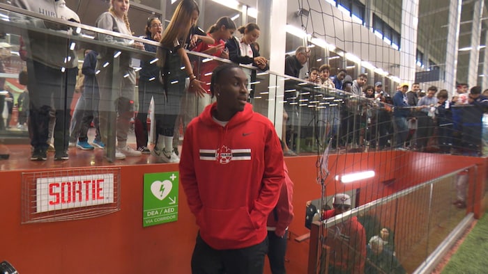 De retour à Saint-Laurent, Moïse Bombito joue volontiers le rôle de ...