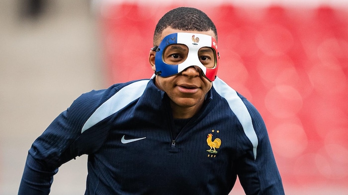 À l’entraînement avec un masque, Mbappé se prépare à affronter les Pays ...
