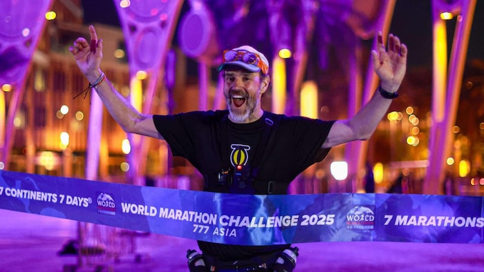 Porté par ses enfants, il court sept marathons en sept jours | Radio-Canada