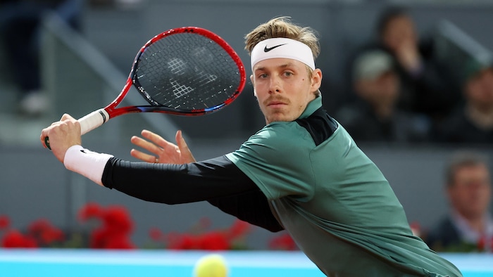 Denis Shapovalov atteint les huitièmes de finale à Bâle | Radio-Canada