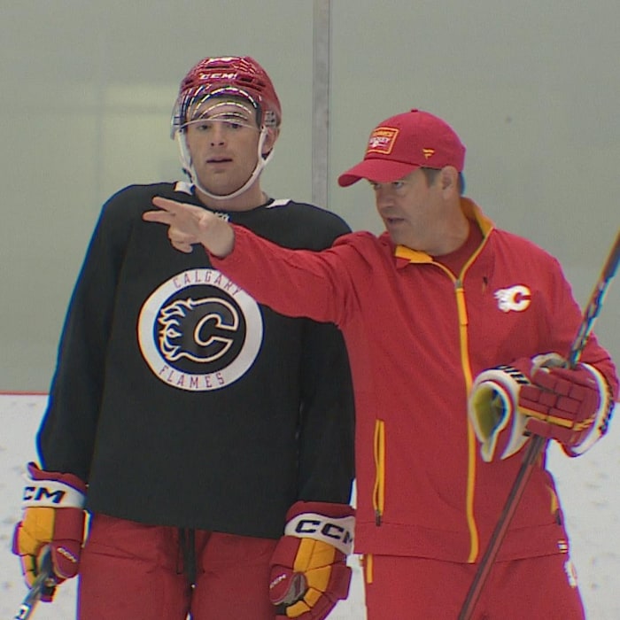 Quatre défenseurs québécois au camp des recrues des Flames | Radio-Canada