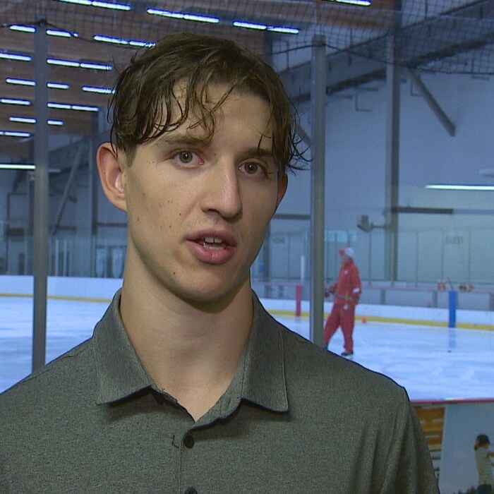 Quatre défenseurs québécois au camp des recrues des Flames | Radio-Canada