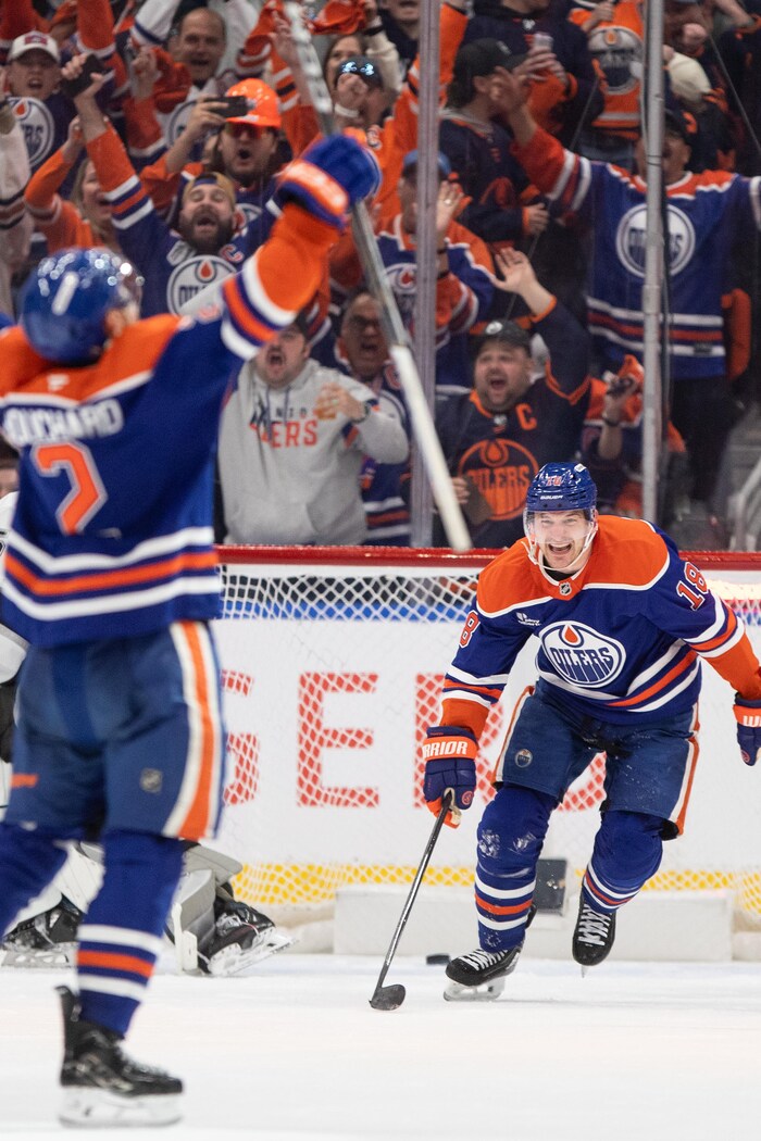 Les Oilers nivellent la série avec un gain en prolongation | Radio-Canada