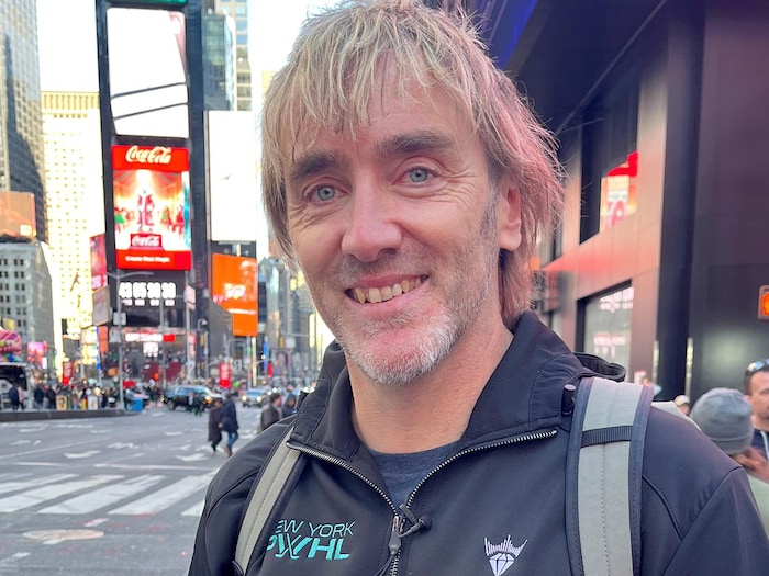 La vertigineuse entrée en scène de Pascal Daoust et du hockey féminin à ...