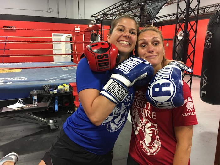 Deux amies s'affrontent dans le ring pour lutter contre le cancer à ...