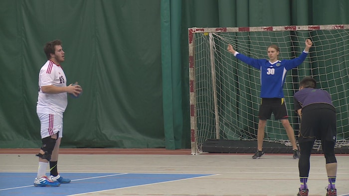 Étudier en Ontario et jouer au handball à Regina, le défi de Will ...