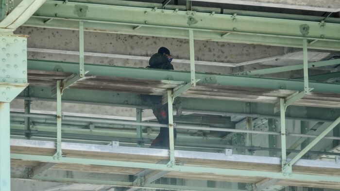 Deux mineurs arrêtés pour avoir escaladé la structure du pont Jacques ...