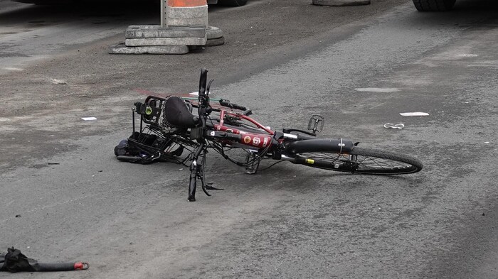 Un cycliste meurt après avoir été happé par un bus de la STM | Radio-Canada