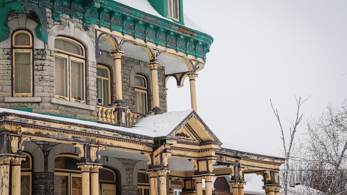 Un château se meurt sur la Côte-de-Beaupré | Radio-Canada