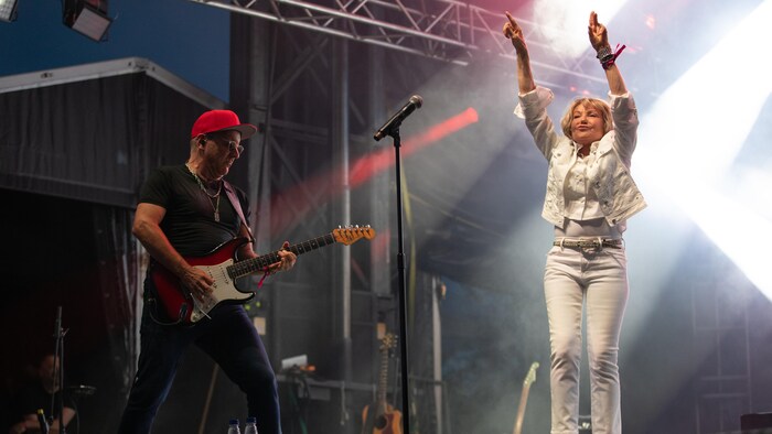 FEQ : Marjo a enflammé la scène avec sa fougue légendaire | Radio-Canada