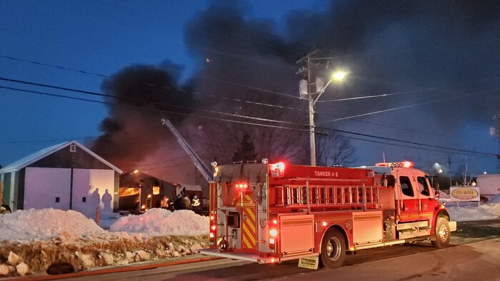 Un incendie industriel a fait rage dans le nord de Fredericton | Radio ...