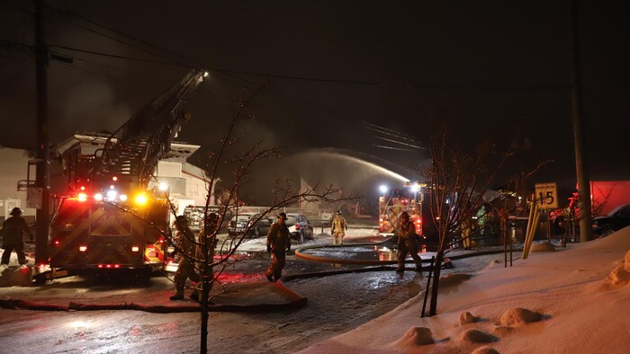 Un violent incendie détruit 25 PME de Lévis | Radio-Canada