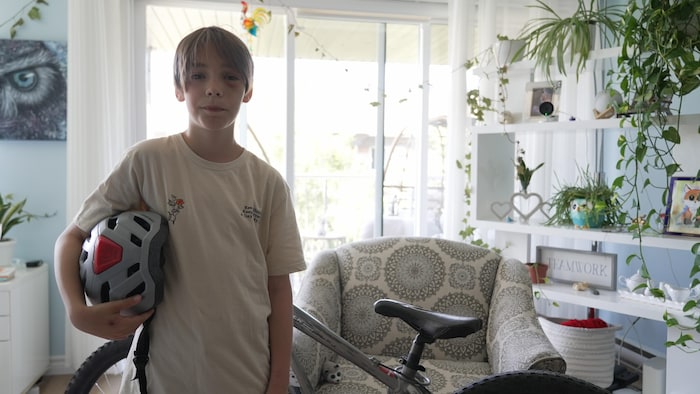 Le casque a « complètement sauvé la vie » de leur fils à vélo | Radio ...