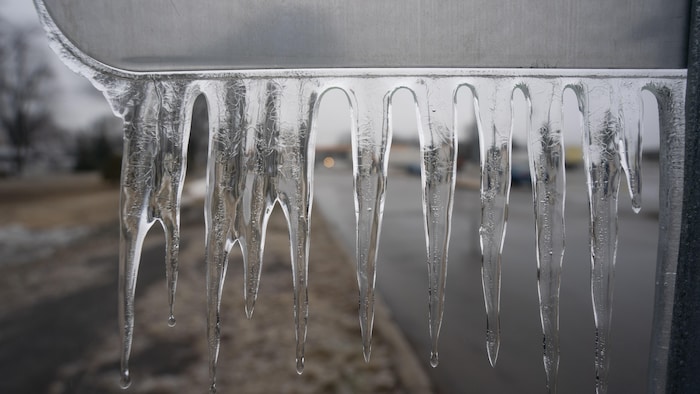 Une tempête de neige et de la pluie verglaçante s’abat sur l’est du ...