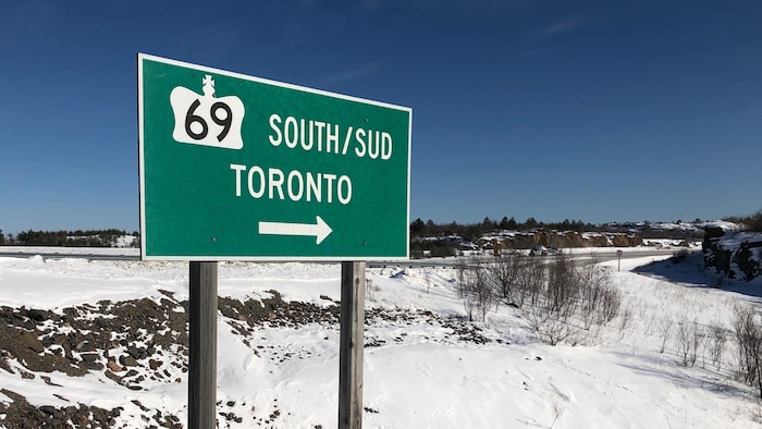 Trois personnes blessées gravement dans une collision avec un autobus scolaire | Radio-Canada