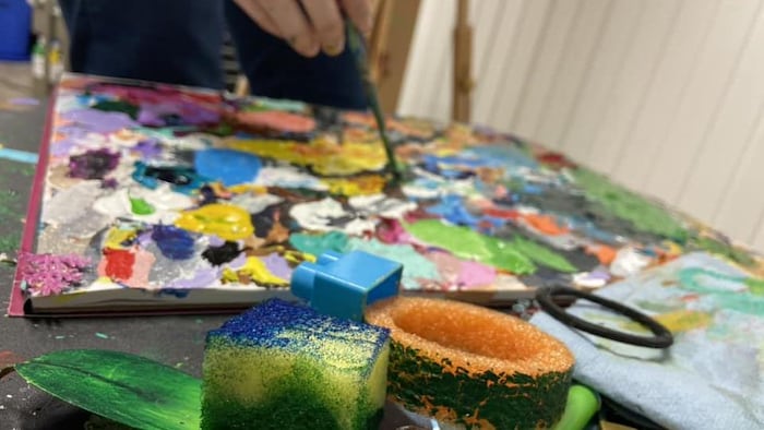 Alex : une artiste qui s’amuse avec les objets du quotidien | Radio-Canada