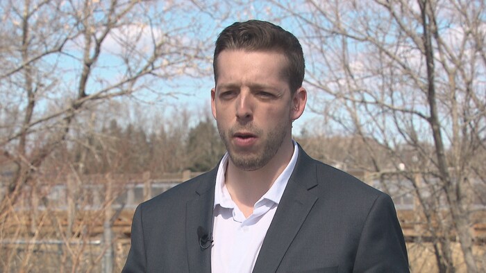 Le Secrétariat aux langues officielles restreint le débat | Radio-Canada