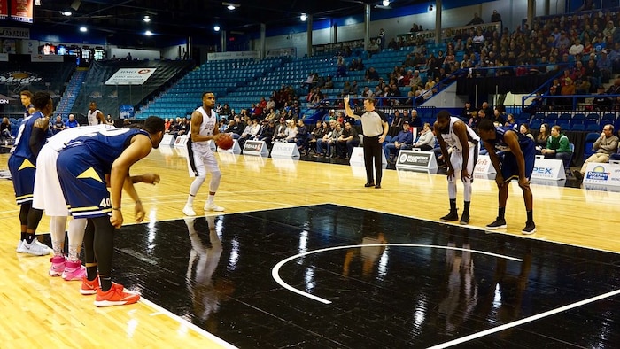 Basketball : Moncton accorde son appui financier au Magic | Radio-Canada