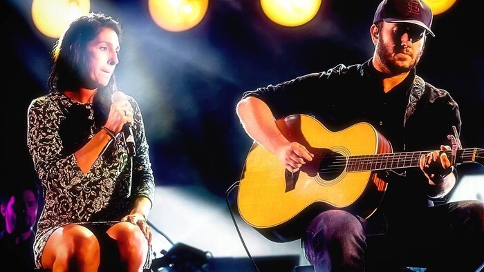 Auxiliaire en soins continus : une épaule essentielle pour les aînés isolés | Radio-Canada