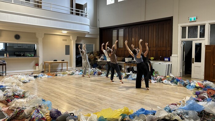 Des artistes dansent parmi des débris de l’île de Sable | Radio-Canada