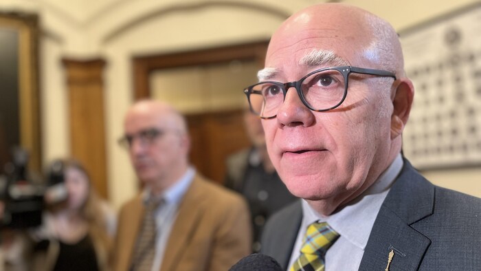 Pas d’élections au N.-B. cet automne, dit Higgs, mais l’autobus est ...