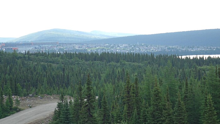 Un feu de forêt force l’évacuation de chalets à Fermont | Radio-Canada