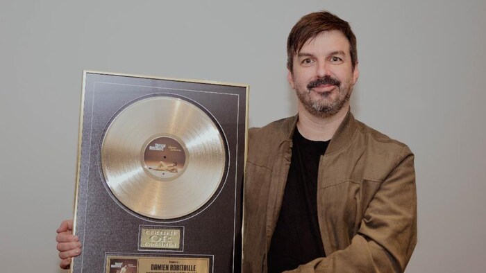 Un disque d’or pour Damien Robitaille... 14 ans plus tard | Radio-Canada