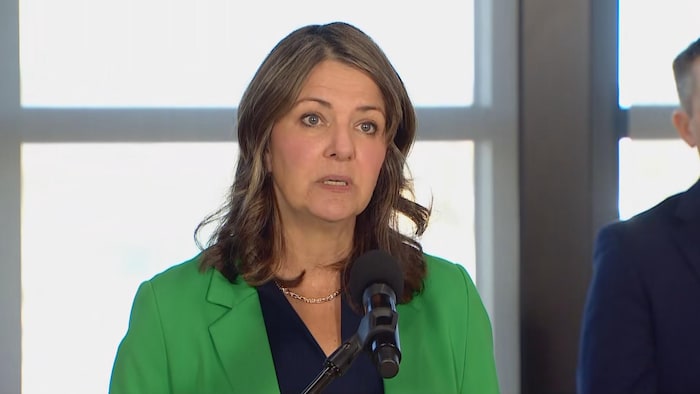 Danielle Smith sommée de renoncer à un gala aux côtés de Ben Shapiro ...