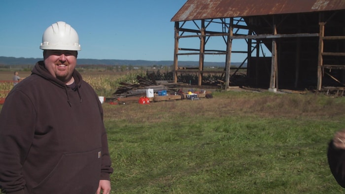 Faire renaître le bois de grange un démantèlement à la fois | Radio-Canada