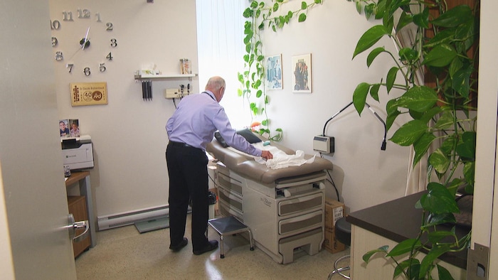 Quitter ou non la médecine familiale, le dilemme du Dr Archambault ...