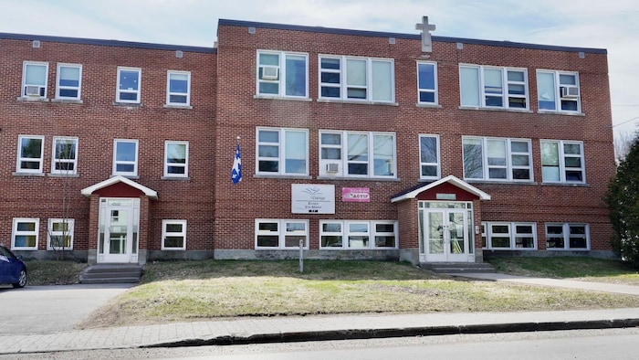 Saint-Boniface réussit à sauver la moitié de son gymnase | Radio-Canada