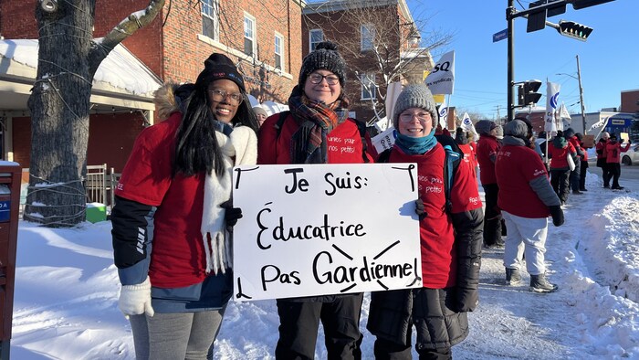 Des éducatrices à la petite enfance manifestent devant les bureaux de ...