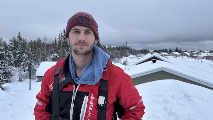 Ces pelleteurs qui affrontent l’hiver rigoureux sur vos toits | Radio ...