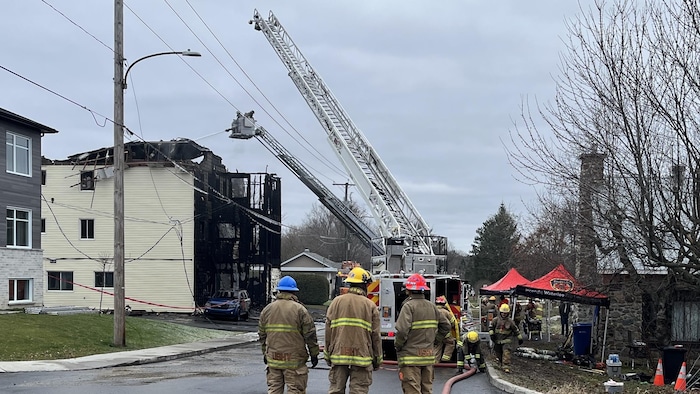 Incendie dans un immeuble de logements de Waterloo | Radio-Canada