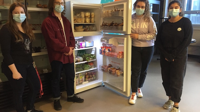 Un premier « frigo partagé» inauguré au Cégep de Matane | Radio-Canada
