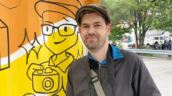 Un conteneur coloré raconte les histoires du quartier Vanier | Radio-Canada