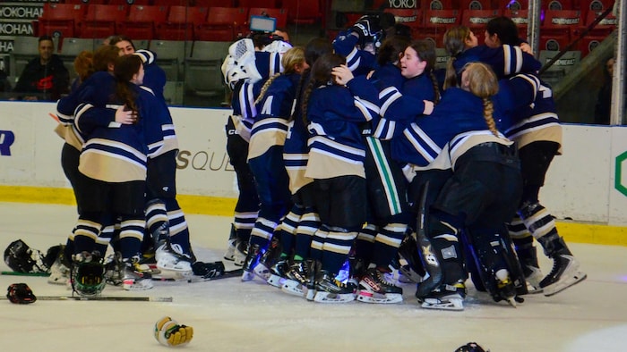L’Outaouais demeure championne en hockey féminin aux Jeux du Québec ...