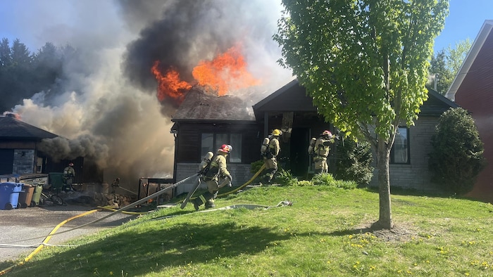 Deux résidences de Cowansville frappées par un incendie majeur | Radio ...
