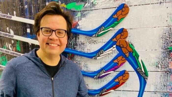 Un artiste cri a peint 150 bâtons à la main pour le Mondial de hockey ...