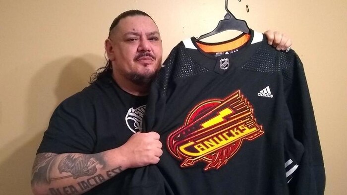 Un gilet des Canucks spécialement créé pour honorer Gino Odjick | Radio ...