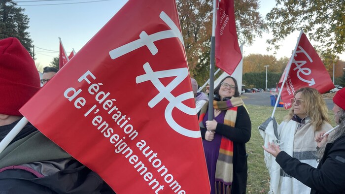 Des enseignants manifestent à Granby contre les coupes en francisation ...