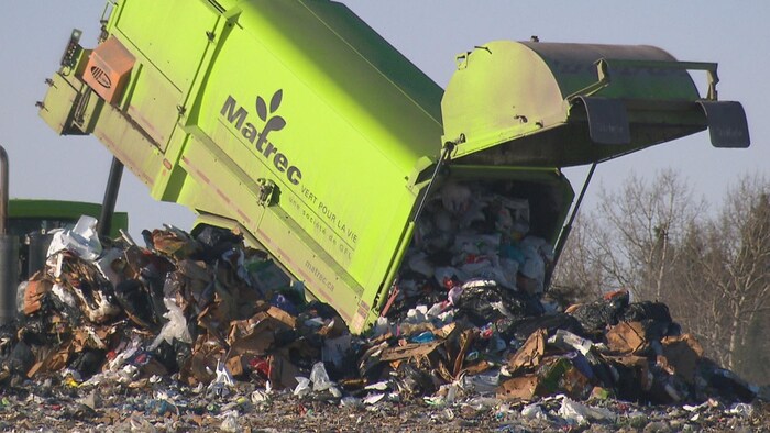 Gaspé reprend en partie la gestion de la collecte des déchets | Radio ...