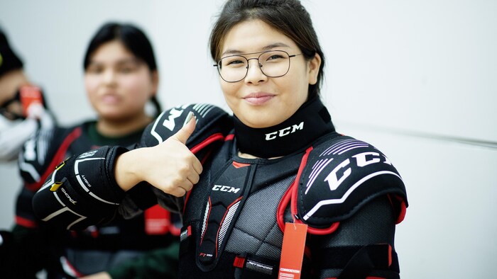 Cérémonie émotive à Pakua Shipu pour un don d’équipements de hockey ...