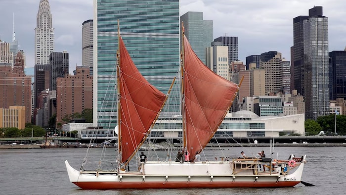 Une expédition à bord d’une pirogue polynésienne légendaire de passage ...