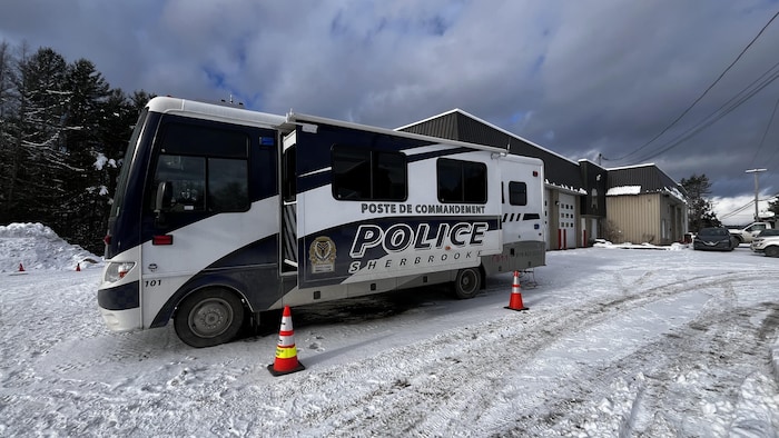 Les policiers de Sherbrooke ont établi un poste de commandement pour ...