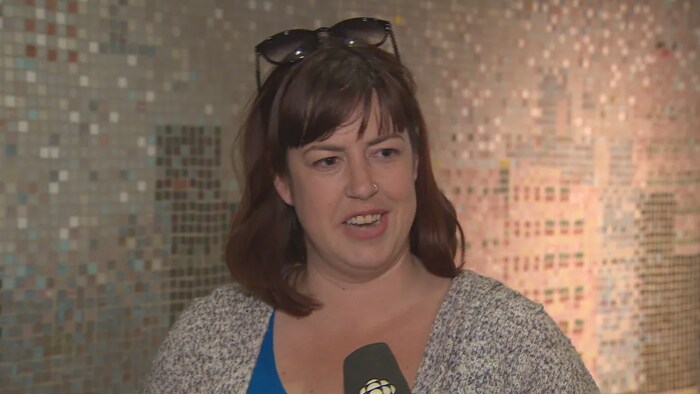 Poubelles pleines, déchets au vent et crottes de chiens dans une ...